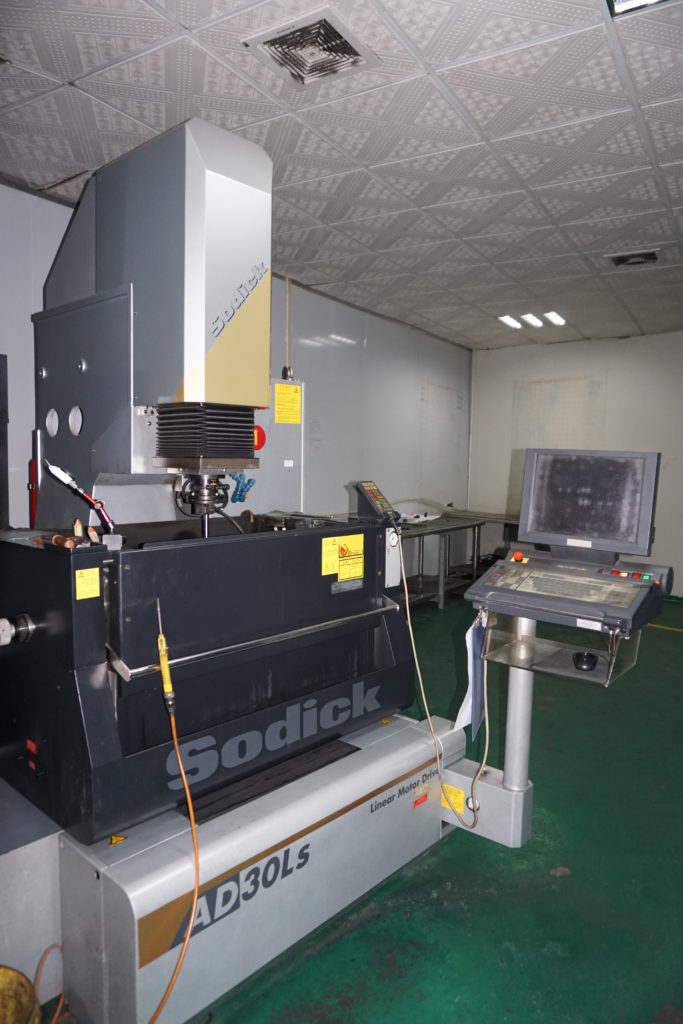 Key requirements for a mold maker to automotive injection molds